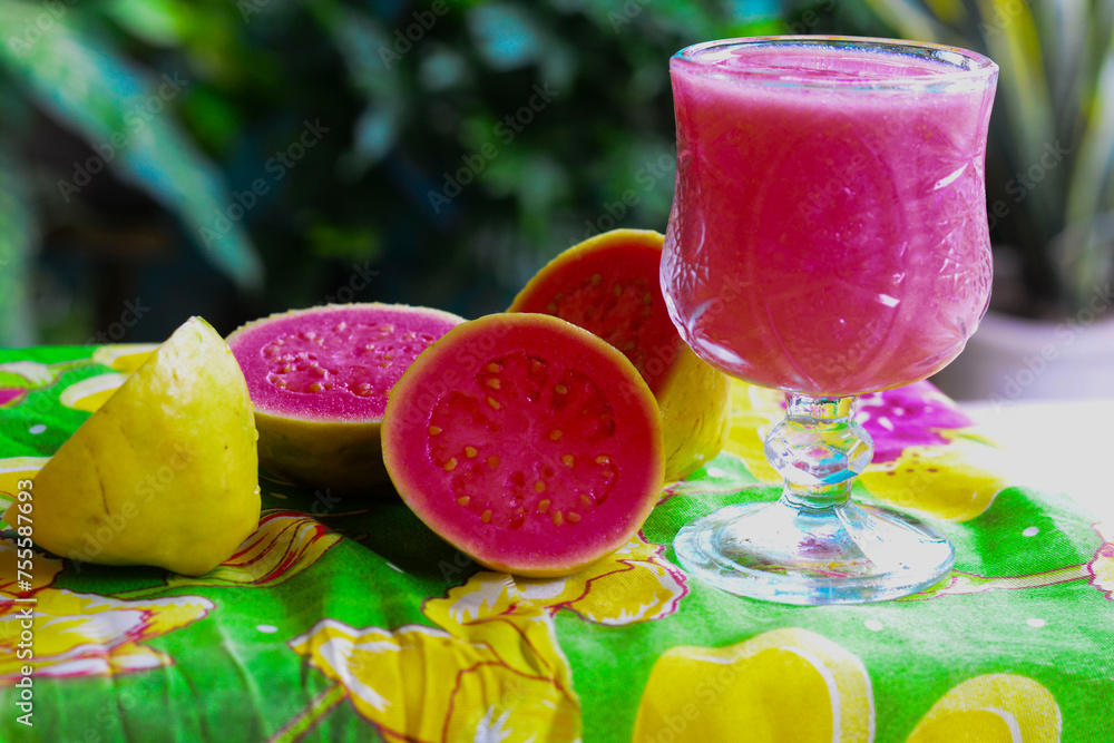 A goiaba é uma fruta rica em fibras, antioxidantes e outros nutrientes ...
