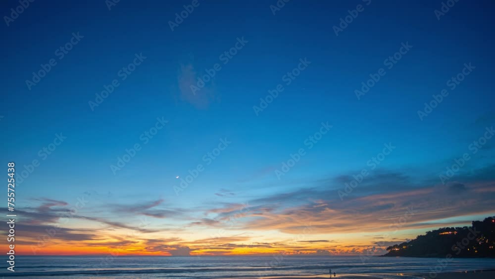 Vidéo Stock .Time lapse A sunset cloud formation in yellow..Time lapse ...