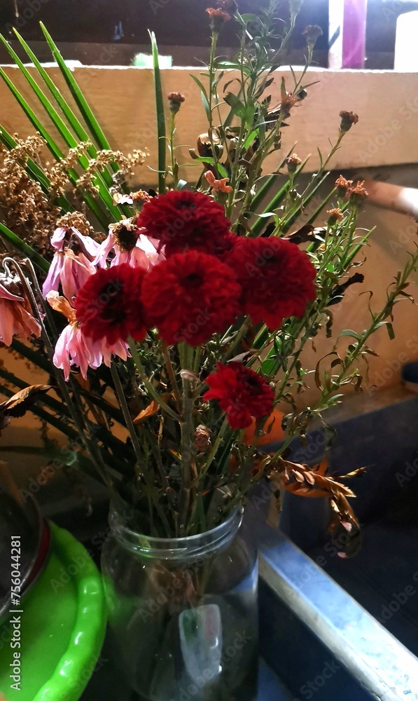 Flores rojas y rosadas en florero artesanal Stock Photo | Adobe Stock