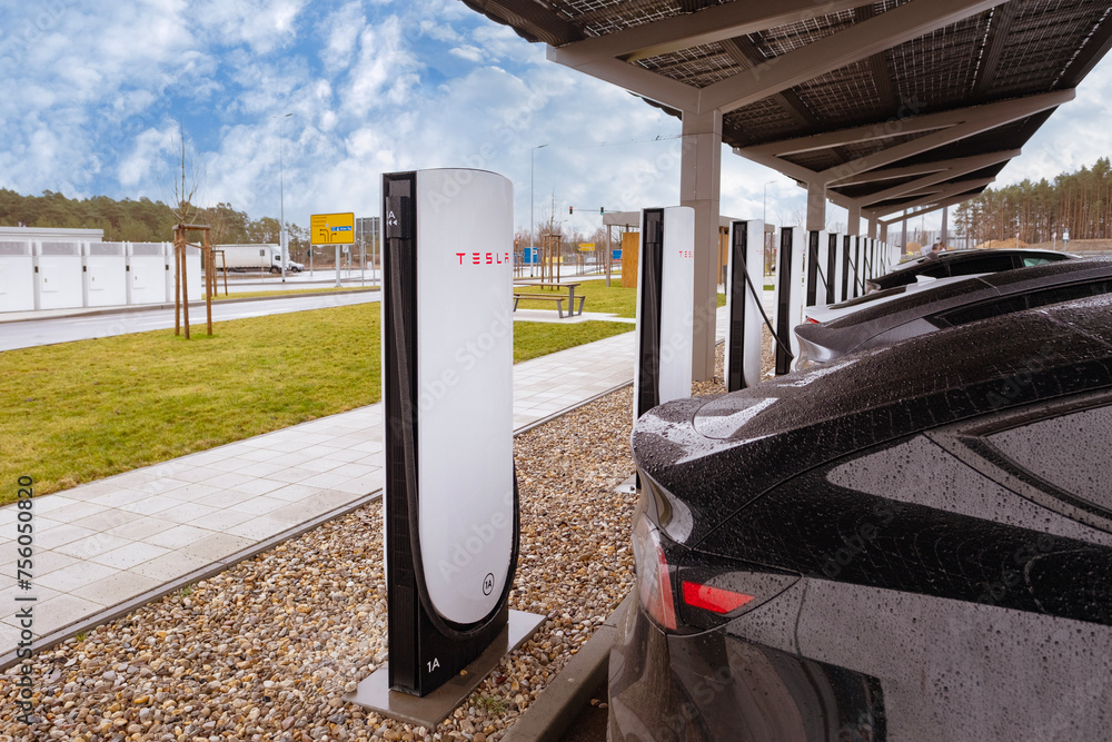 Tesla supercharger v4 mit Lounge deutscher Fabrik Giga Berlin ...