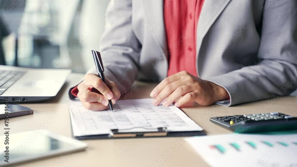 Video Stock Close up of a female hand filling out documents with a pen ...