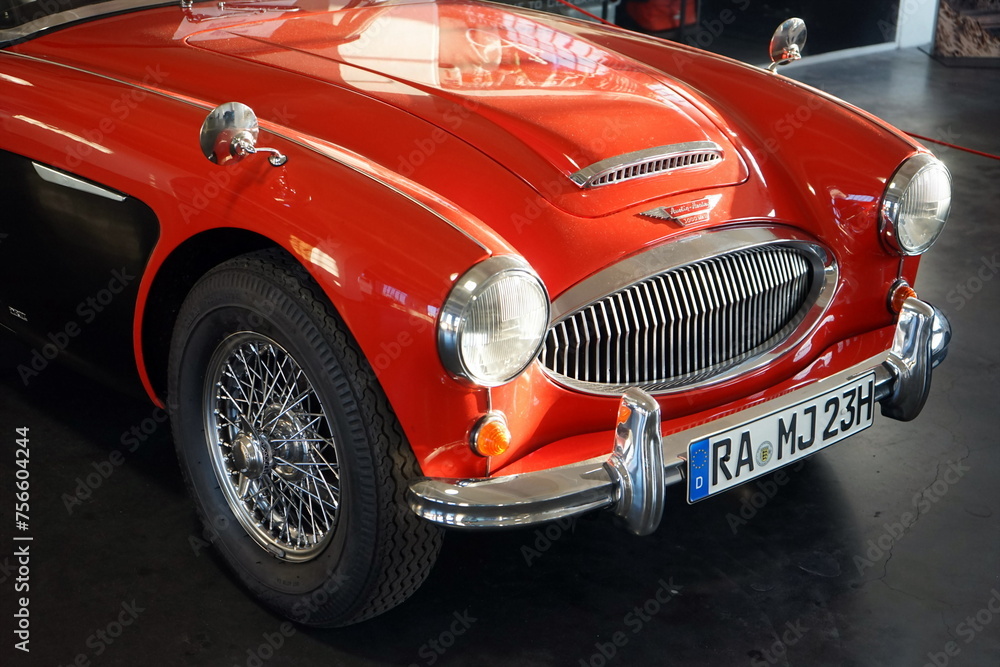 Austin-Healey in Rot und Schwarz mit Chromspeichenrad der ...
