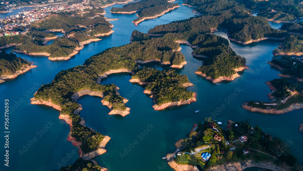 El Embalse Peñol-Guatapé, en ocasiones llamada Represa de Guatapé es un ...