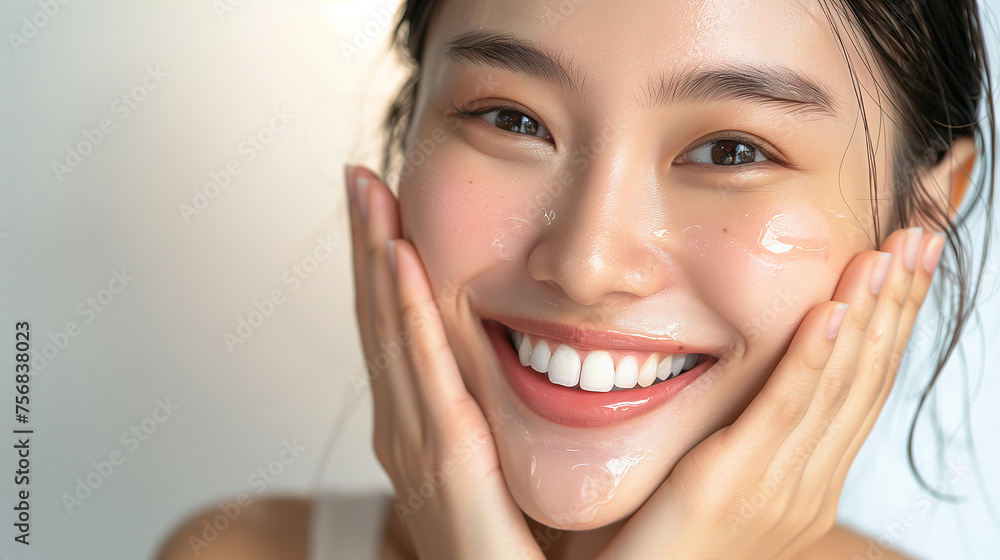 Beautiful Japanese woman in her 20s doing skin care, clear white skin ...