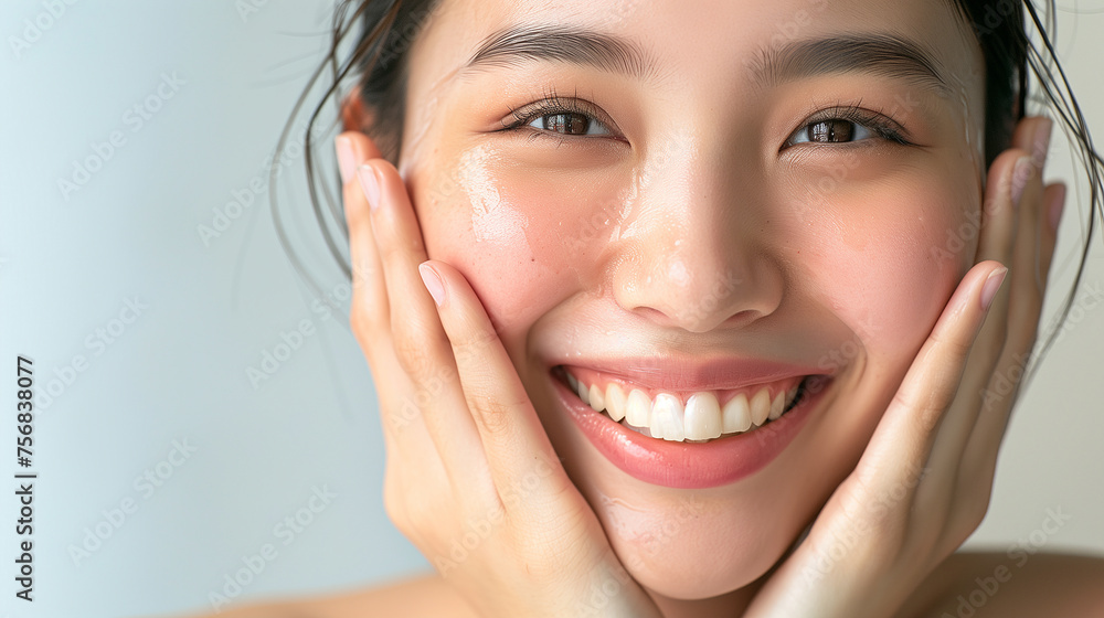 Beautiful Japanese woman in her 20s doing skin care, clear white skin ...