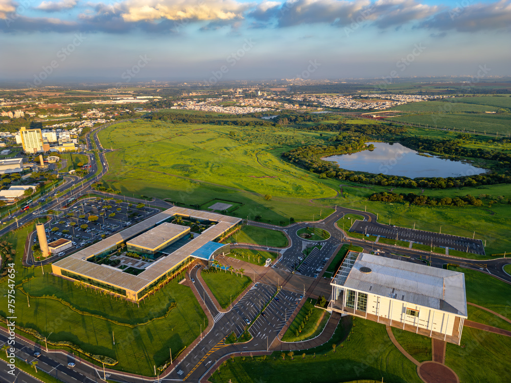 Imagem aérea da cidade de Paulínia (Paulinia SP) durante a hora dourada ...