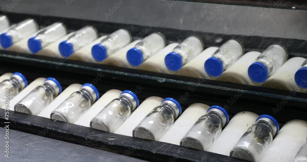 Vidéo Stock Creative shot injection in glass ampoule vial moving at ...