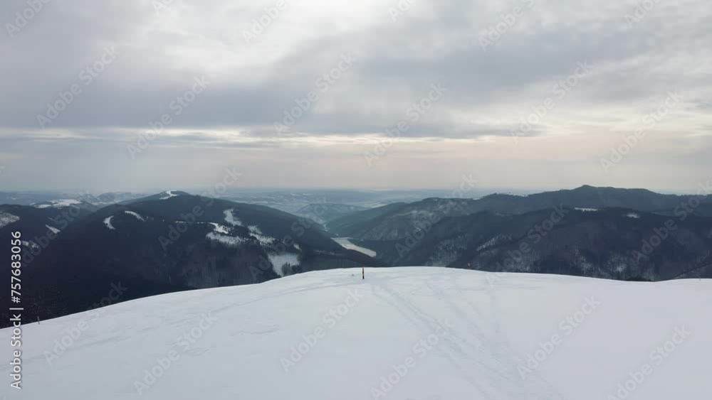 Vidéo Stock Solitary figure on Gainatu Peak with Rausor Dam in ...