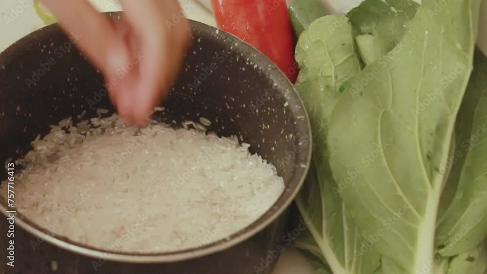 Measuring the water level for cooking rice using the fingers ...