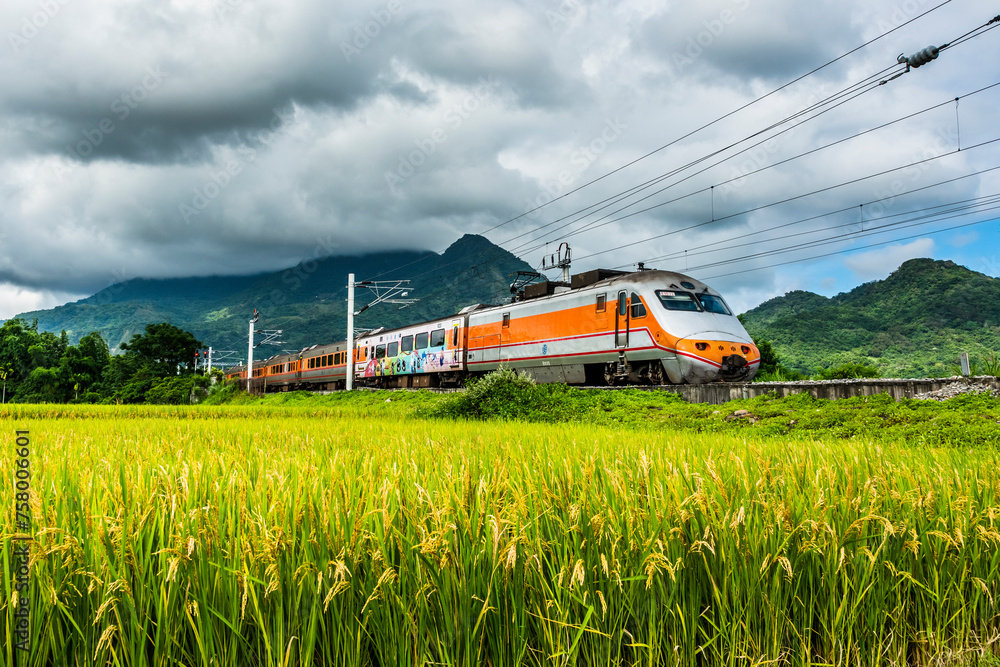 Foto de Taitung, Taiwan: June 29, 2019: Tze-Chiang Limited Express ...