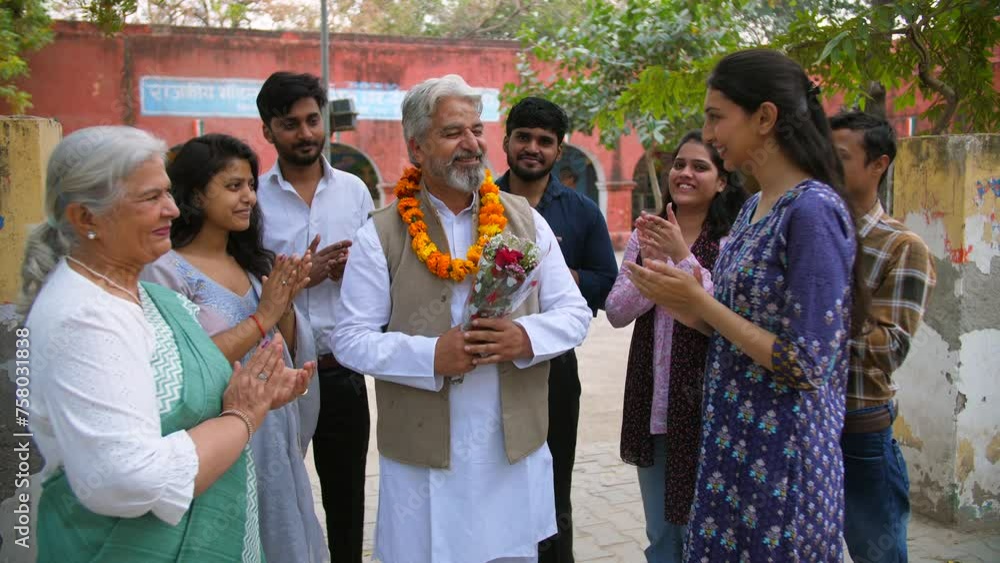 Vidéo Stock An Indian male political party leader receives flowers from ...