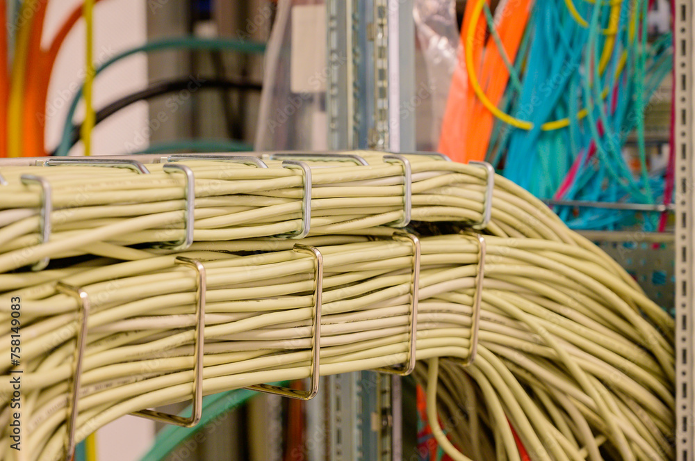 Kabelarm in einem Server Rack mit RJ45 Kupfer Kabel in einem ...