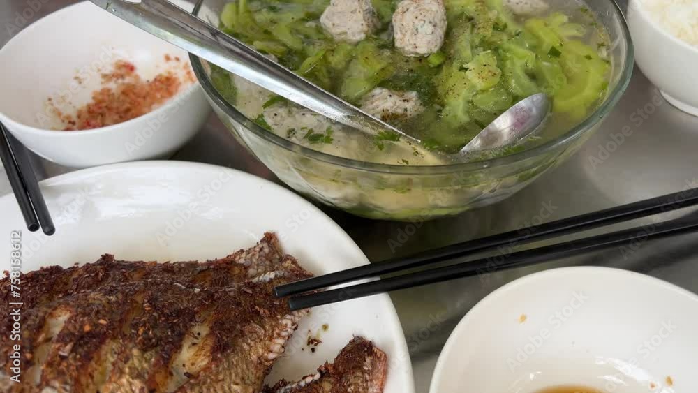 Vidéo Stock melon soup with meatballs Healthy food bitter Baked fish on ...