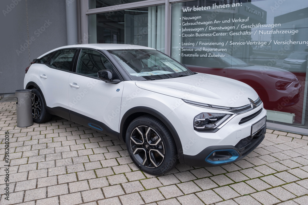 white new Citroen E-C4, Citroën C4 stylish electric Hatchback in ...