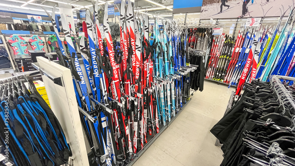 Foto de Moscow February 02 2024, Skis in sports shop, Great choice of ...