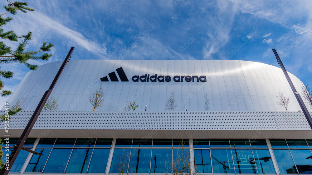 Foto de Paris, France - 14 mars 2024: Façade de l'Adidas Arena ...