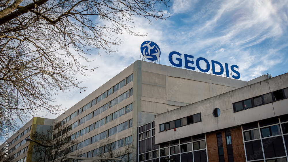 Paris, France - 14 mars 2024: Vue extérieure d'une agence Geodis ...