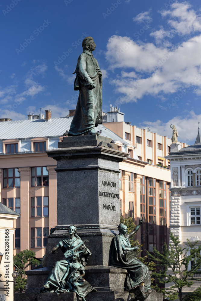 Foto de Adam Mickiewicz Monument in front of Cloth Hall located at Main ...