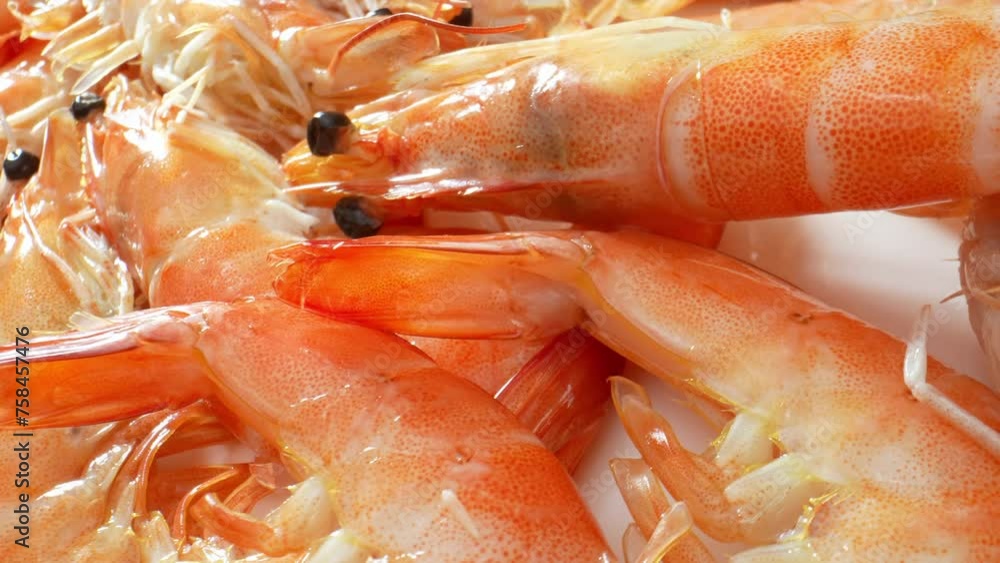 Vídeo do Stock: When properly cooked, frozen shrimp with shells have a ...