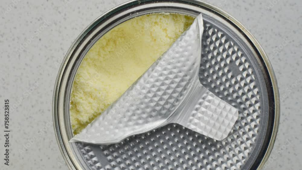 Vidéo Stock Powdered milk container with open lid, highlighting the ...