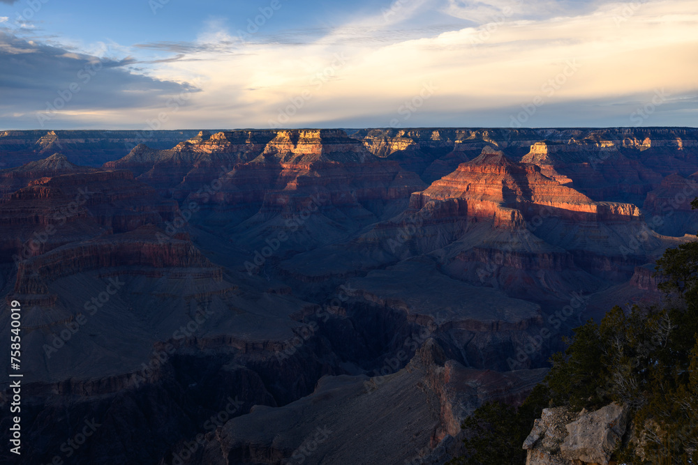 Sunset at Hopi Point at the south rim of the Grand Canyon National Park ...