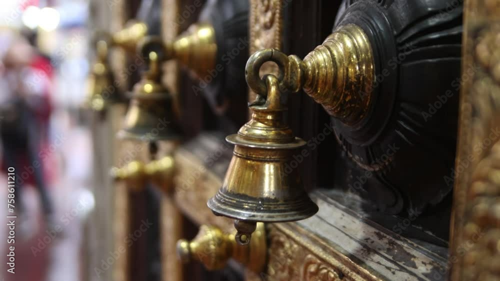 Vidéo Stock Bells on the door of a hindu temple in the Little India ...