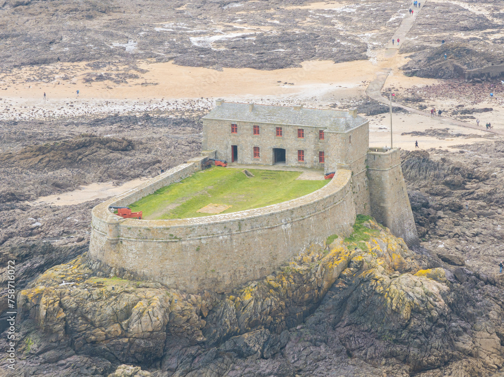 Vue aerienne du fort militaire du petit Bé à Saint Malo en Bretagne ...
