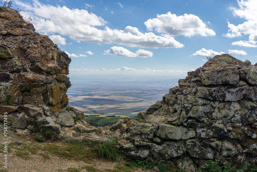 Foto de Landscape view through the rocks from the ruins of Kojori ...