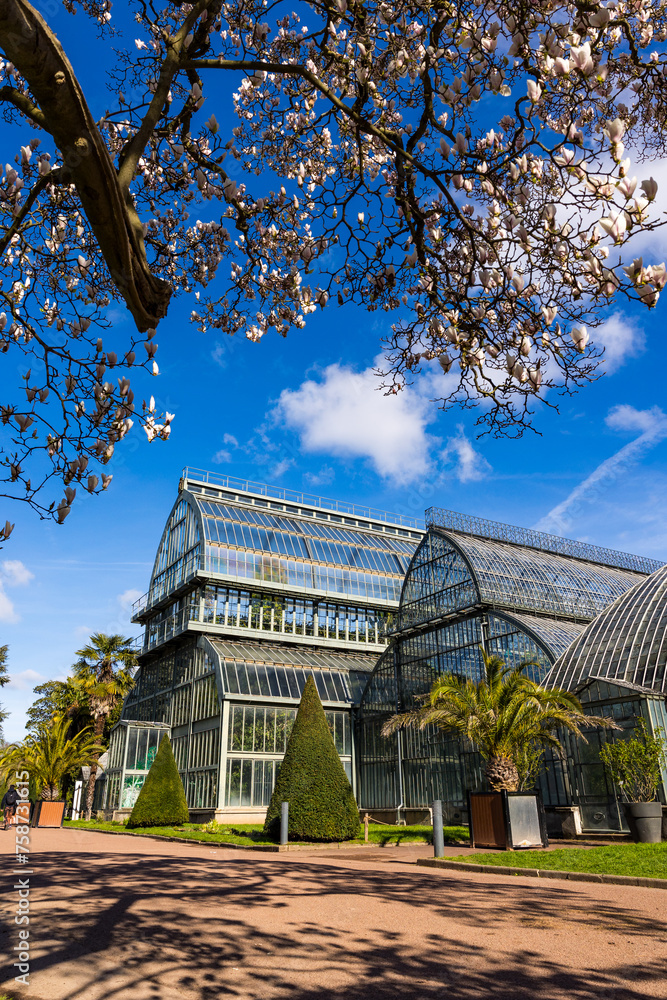 Grandes serres du jardin botanique de Lyon, à l’intérieur du Parc de la ...