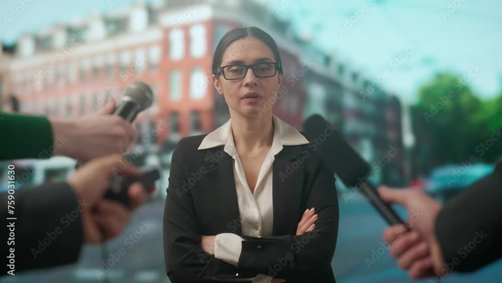 Vidéo Stock Female expert answering questions.. People journalists news ...