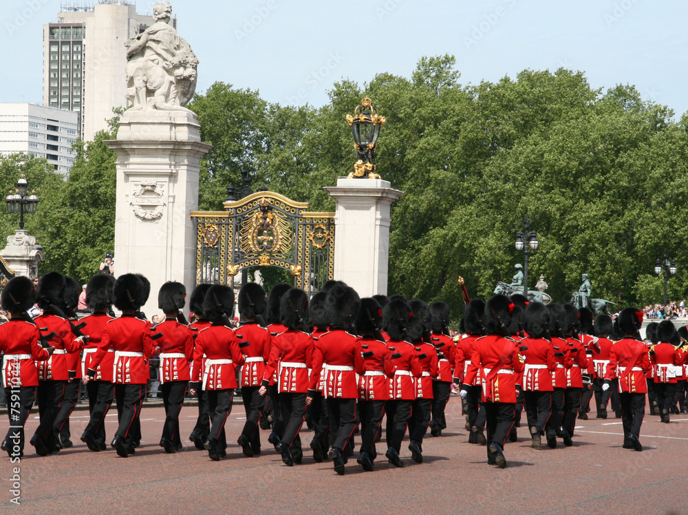 Royal Guards of the Kings of England parading in front of Buckingham ...
