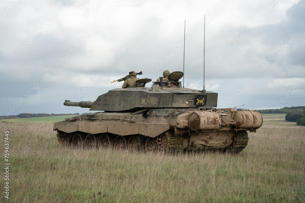 Commander and gunner directing a British army Challenger 2 II FV4034 ...