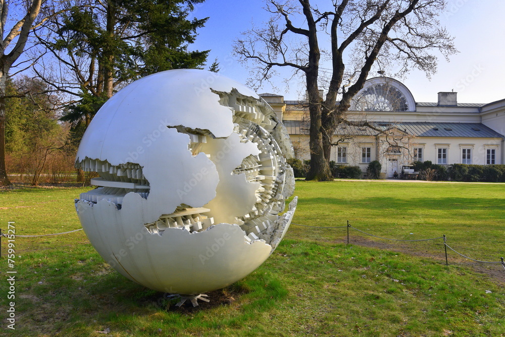 Sfera con sfera - monumentalna kula z włókna szklanego autorstwa ...