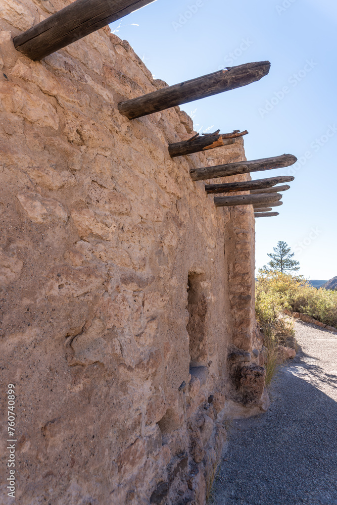 Talus house reconstruction at Bandelier National Monument preserves ...
