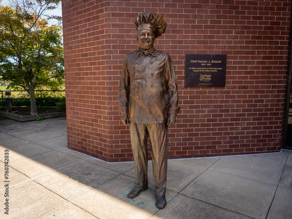 Milton, Pennsylvania: Statue of Chef Boyardee. Wearing his signature ...