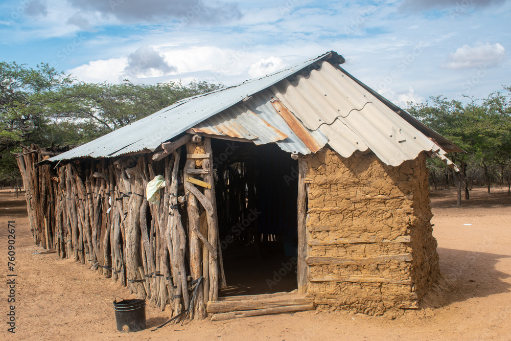 ranchos de barro y bahareque, habitados por indigenas de la etnia wayuu ...