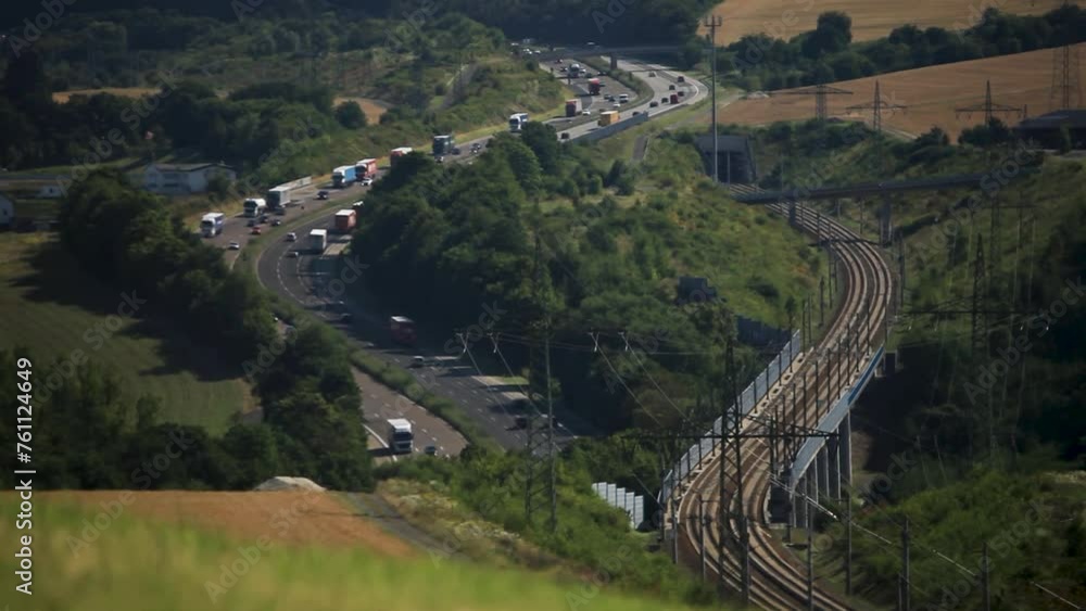 Vidéo Stock Lush greenery flanking railway and highway in sunlight ...