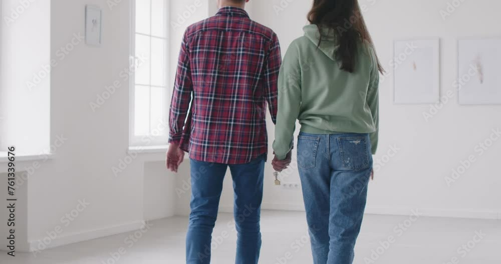 Vidéo Stock Backside view of a happy family couple, embracing and ...