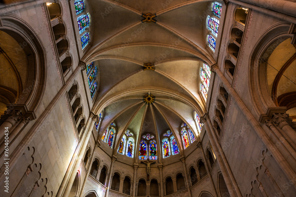 Intérieur gothique de la Cathédrale Saint-Jean de Lyon, avec ses ...
