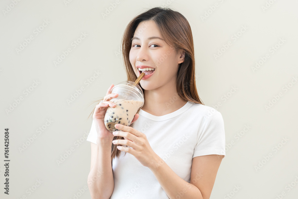Foto de Beverage and food concept, Happy asian young woman hand holding ...