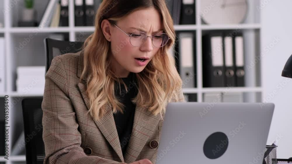 Vidéo Stock Sorrowful Caucasian businesswoman is experiencing work fail ...