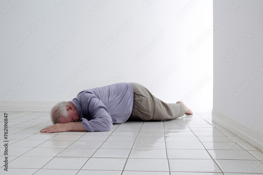 An old man accidentally slipped and fell face down and passed out in a ...