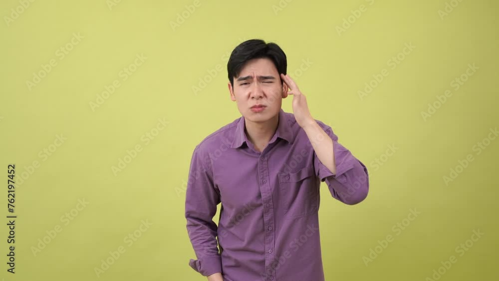 The Asian man cursed and pointed at his head, meaning to know how to ...