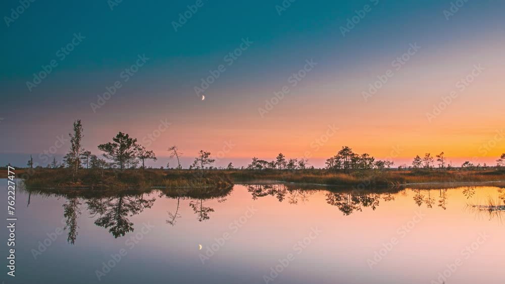 Starlight Reflections In Water. 4K Sunset And Moon Rising Above Water ...