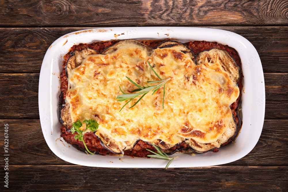 Foto de Moussaka recipe with eggplant, beef in tomato sauce,béchamel ...