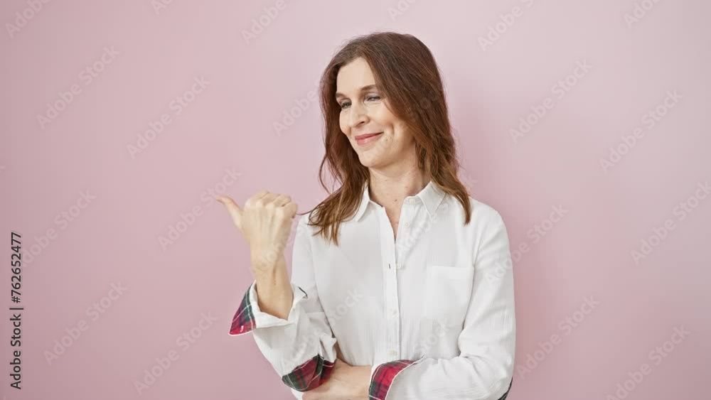 Vidéo Stock Cheerful middle age woman in casual clothes grinning widely ...