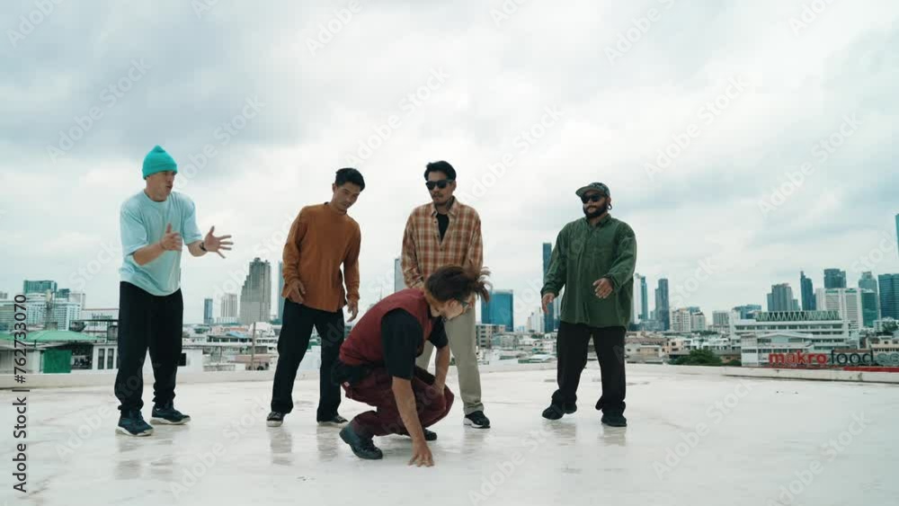 Vidéo Stock Professional break dance team practice B-boy dance while ...