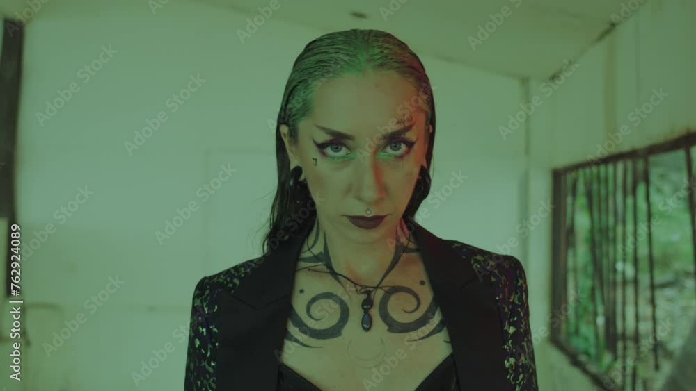 Vidéo Stock Mysterious woman with unique tattoos and green hair ...