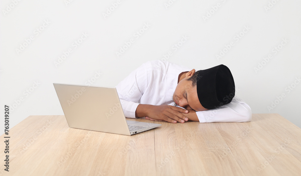 Portrait of excited Asian muslim man in koko shirt with skullcap ...