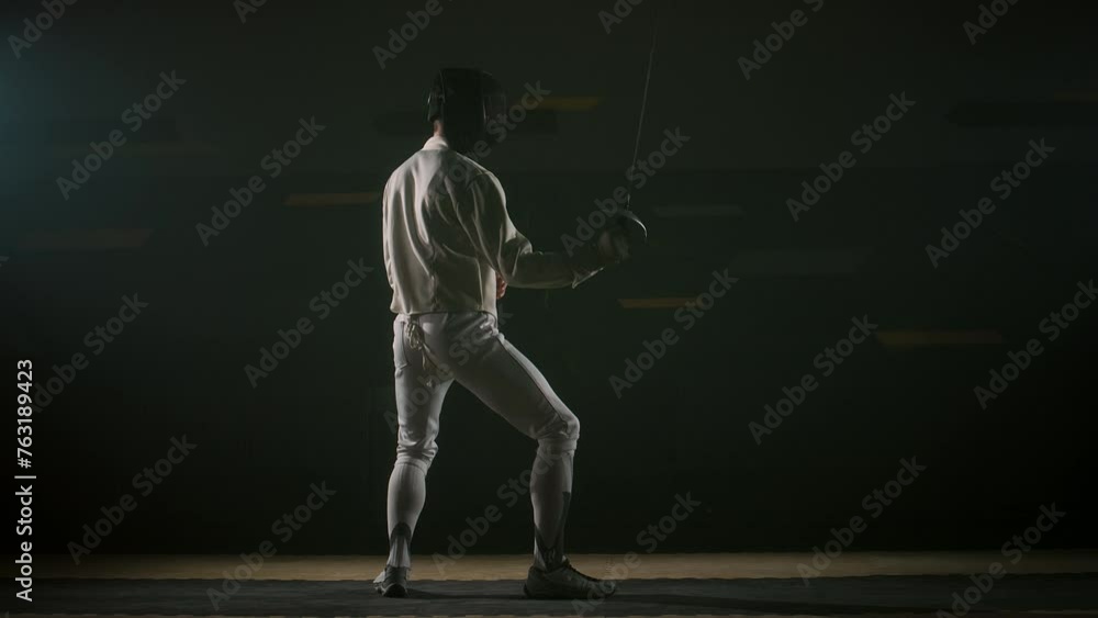Vidéo Stock Side full footage of male foil fencer coming to fencing ...